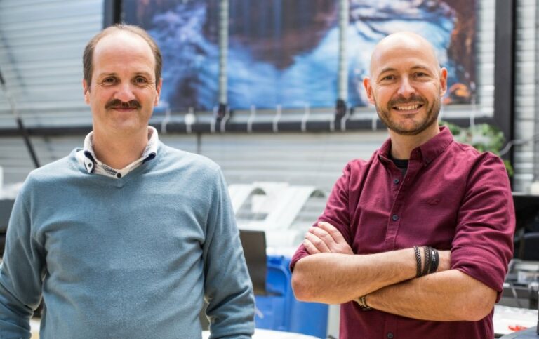 Veezel: circulair papier van bermgras dat groeit langs de N11 ...