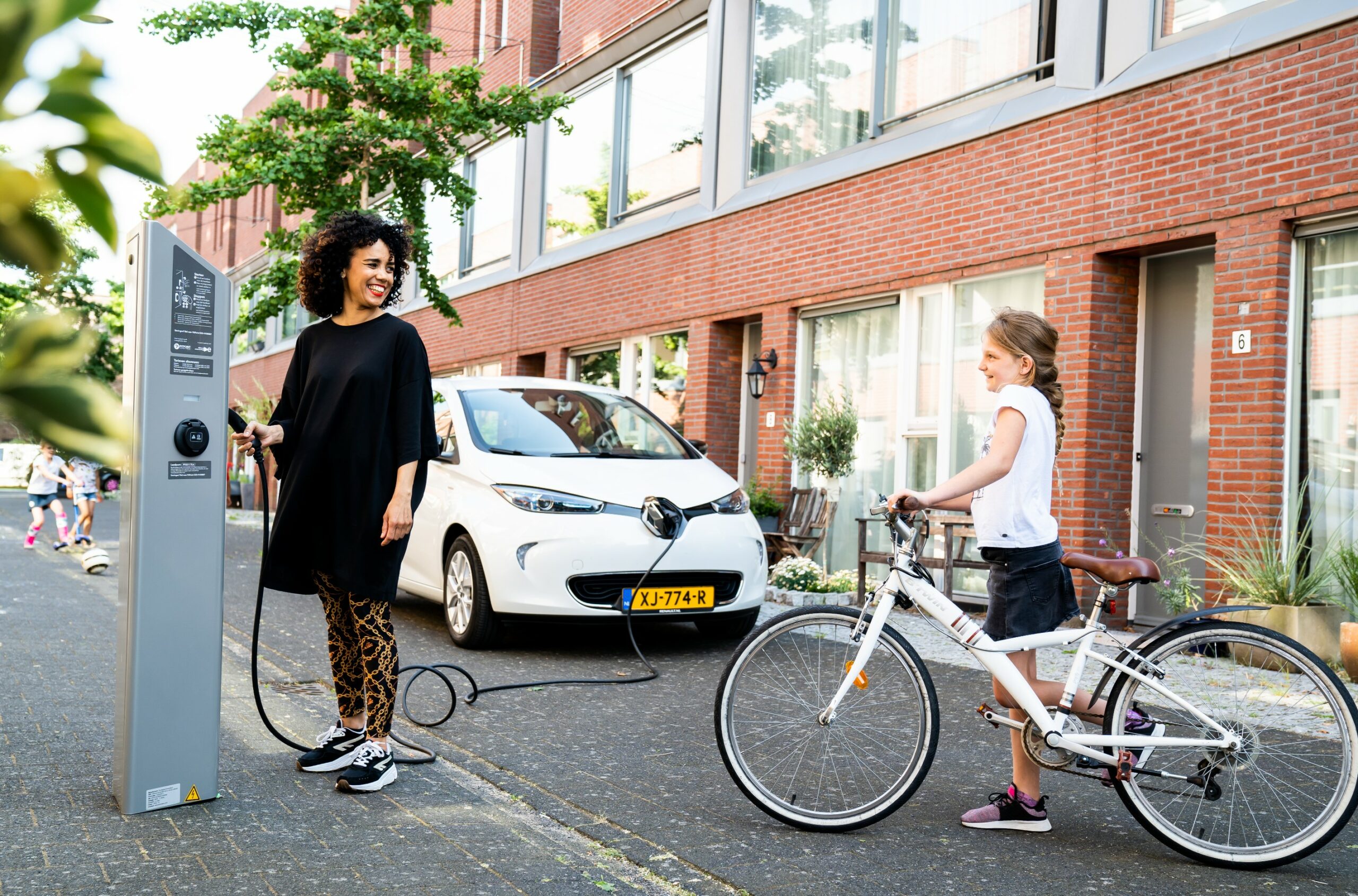 Elektrisch rijden wordt extra zonnig. Slim laden gestart in Zeist ...