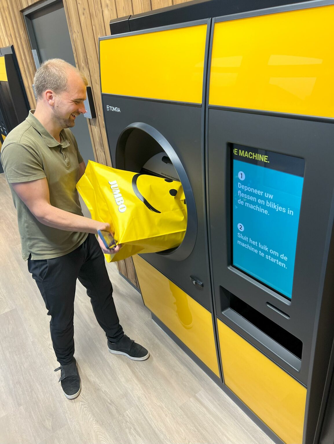 Jumbo Eerbeek plaatst eerste emballage-automaat voor het inleveren van ...