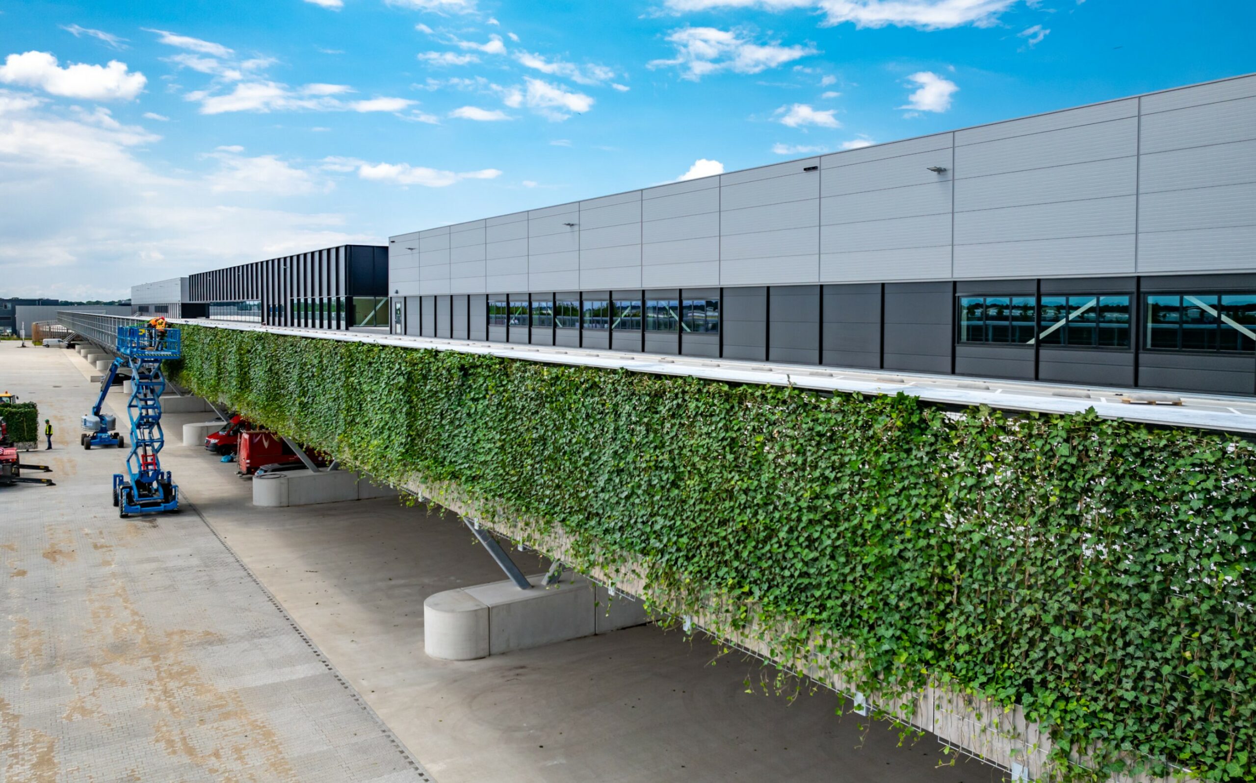 Locatie Seacon Logistics in Venlo indrukwekkend vergroend met groene gevel - Duurzaam Ondernemen