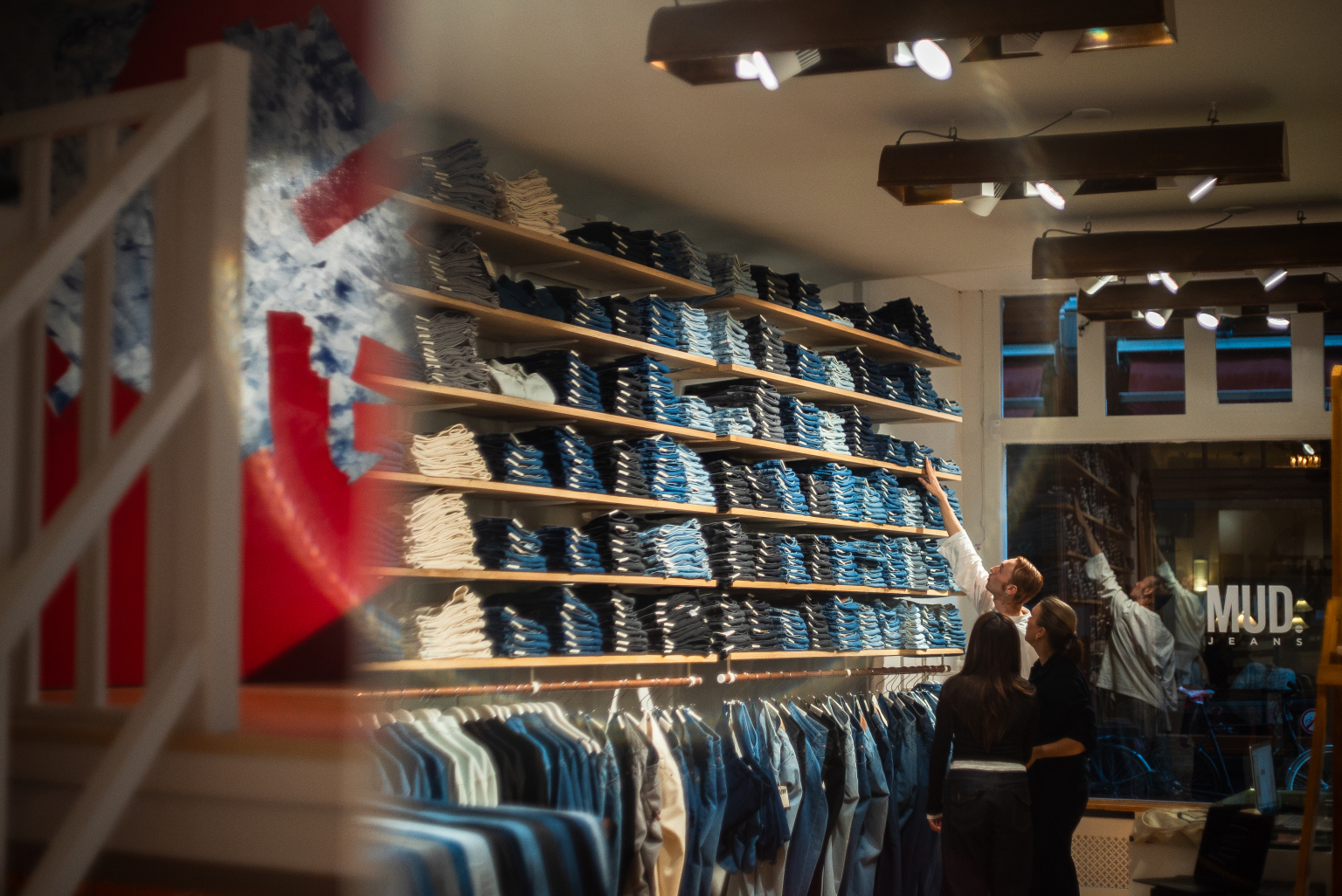MUD Jeans viert 12,5 jaar circulaire deniminnovatie en opent de eerste ...