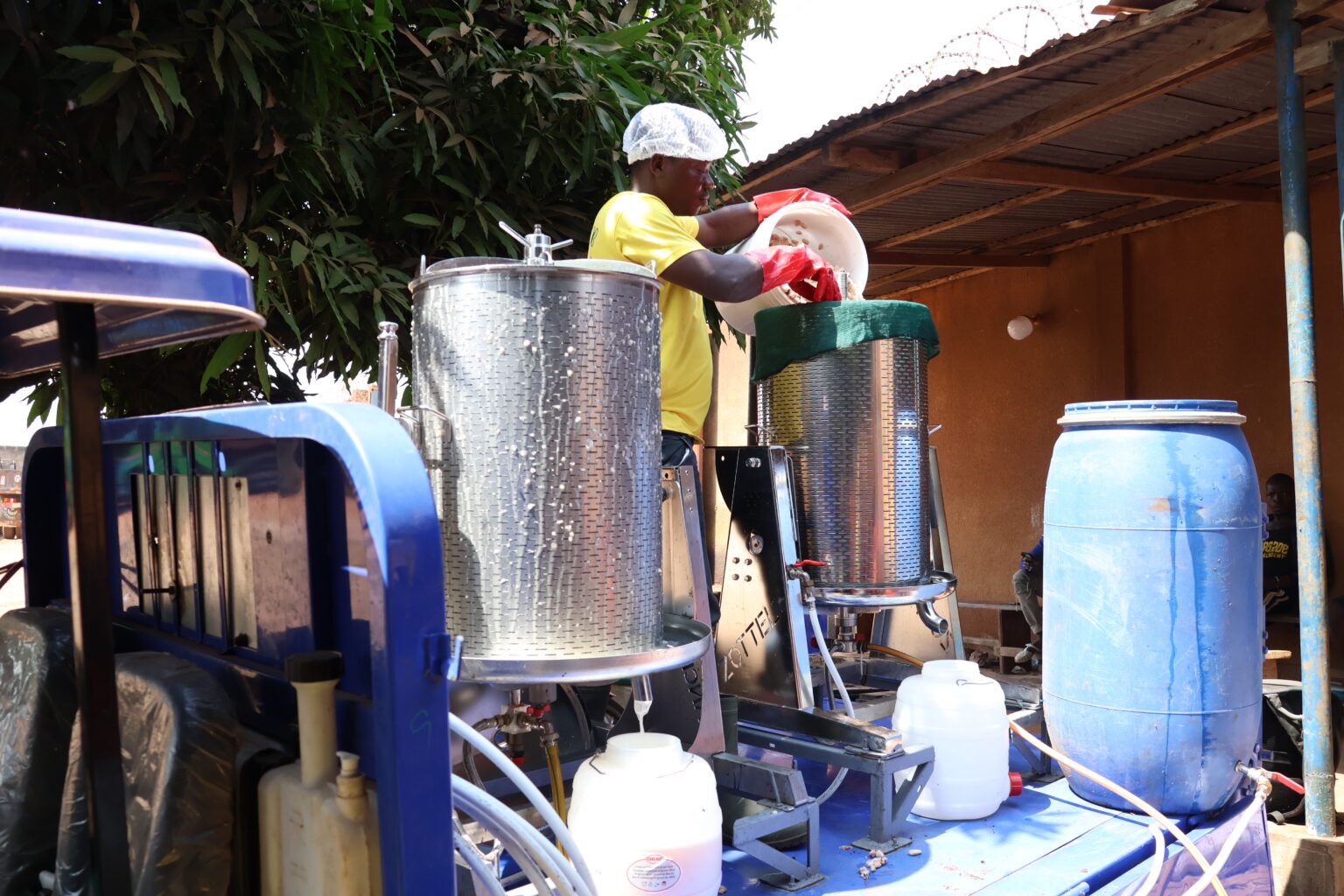 Tony’s Chocolonely en Kumasi openen samen een fabriek om eindelijk de ...